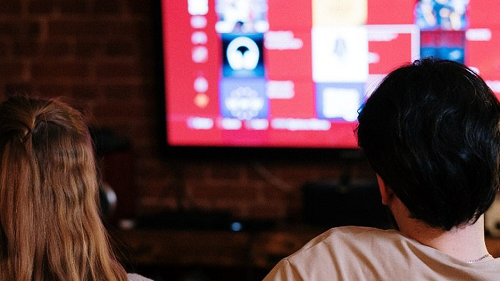 How do sports fans in the US consume sports?