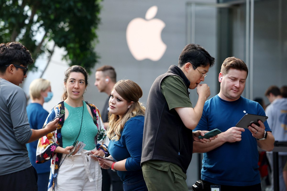How many people are considering upgrading or switching to the Apple ...
