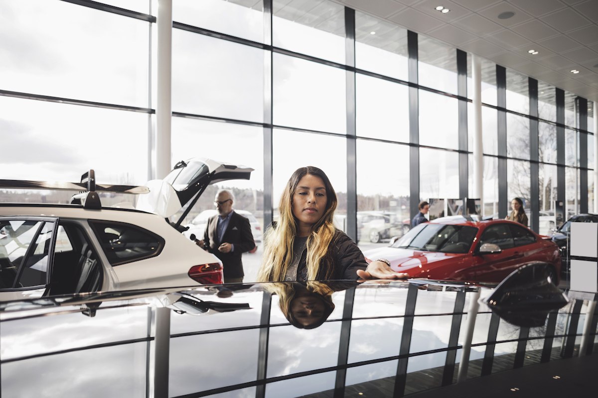 Global: Car-buyers trust each other more than critics