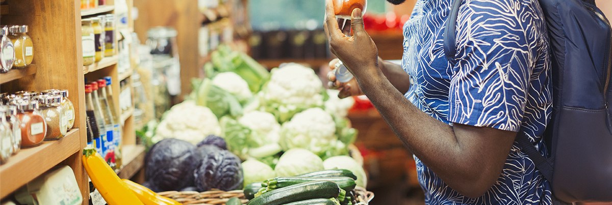 How often are British and American shoppers visiting the grocery store?